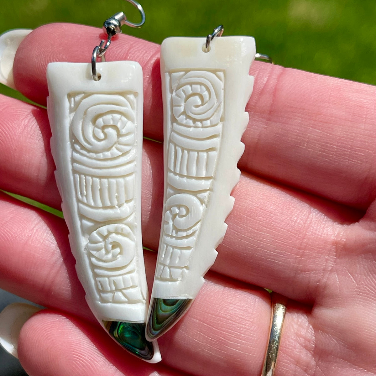 Etched tooth earrings – The Maori Shop